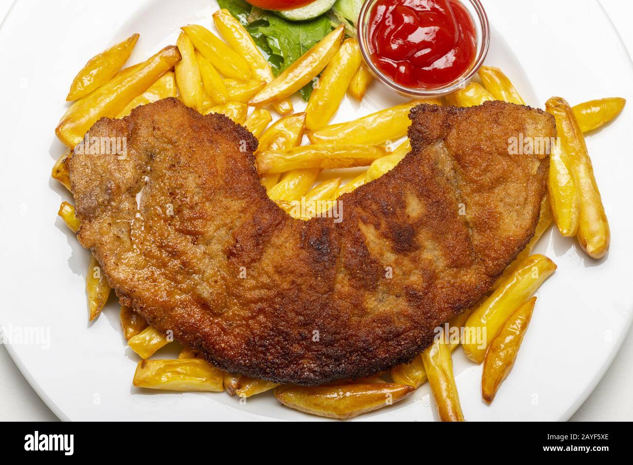Wiener schnitzel mit pommes auf dem teller -Fotos und -Bildmaterial in ...