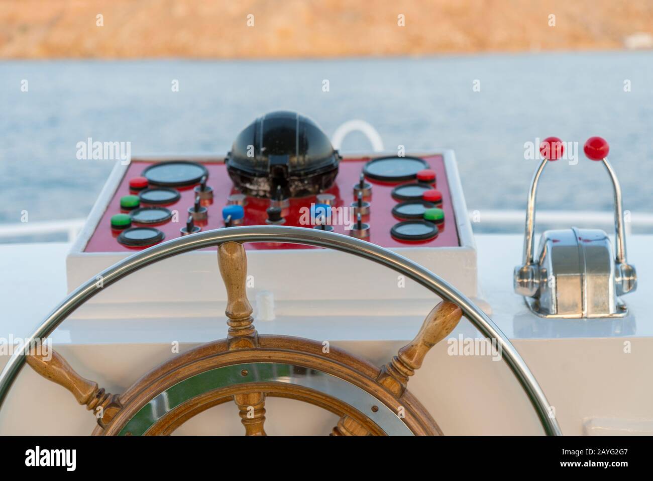 Lenkung Yacht Rad auf und blauer Himmel. Der yacht Lenkrad Segeln auf ...
