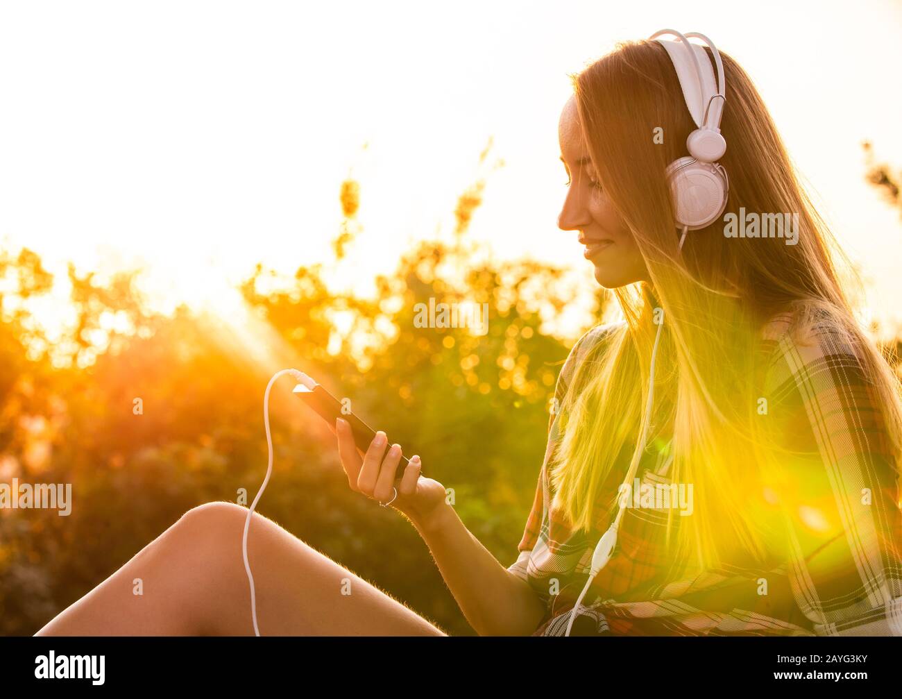 Fröhliche junge blonde Frau mit langen Haaren und blauen Augen Musik ... Fröhliche junge blonde Frau mit langen Haaren und blauen Augen Musik ...