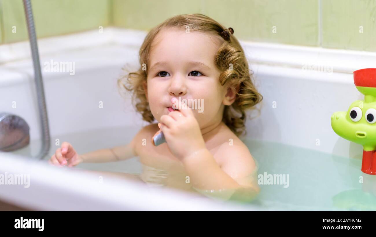 Kind badewanne mädchen -Fotos und -Bildmaterial in hoher Auflösung – Alamy