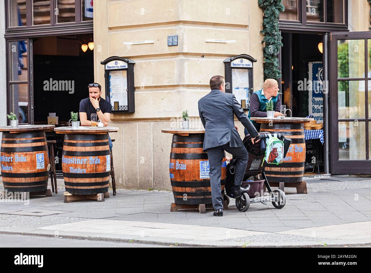 Traditionelle berliner kneipe -Fotos und -Bildmaterial in hoher ...