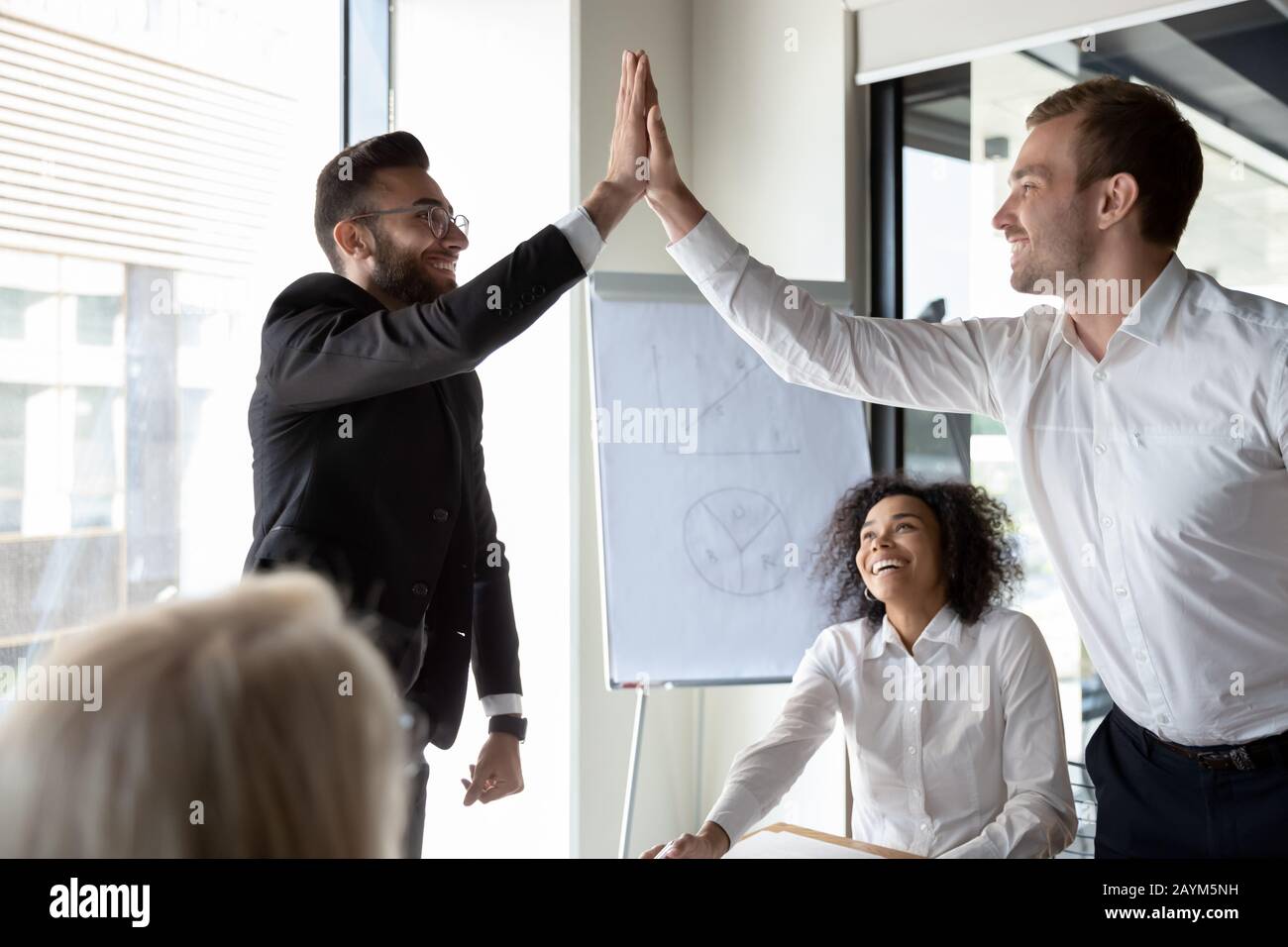 Freunde kumpels kumpels -Fotos und -Bildmaterial in hoher Auflösung – Alamy