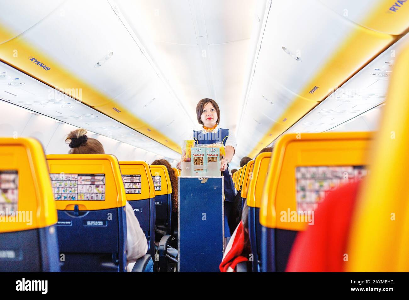 Ryanair stewardess -Fotos und -Bildmaterial in hoher Auflösung – Alamy