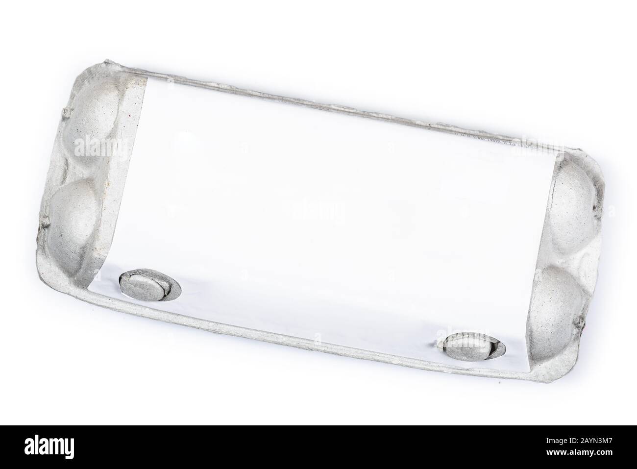 Leerer Karton aus Eierkarton, oben isoliert auf weiß. Clipping-Pfad für ...