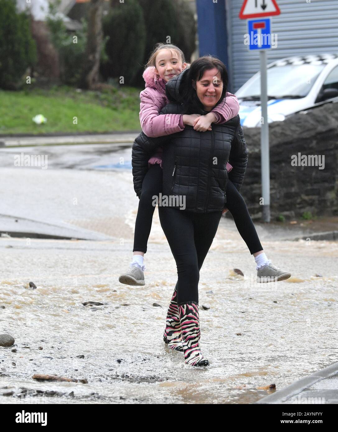 Die Anwohner sind immer noch fröhlich, wenn sie in Mountain Ash, Wales ...