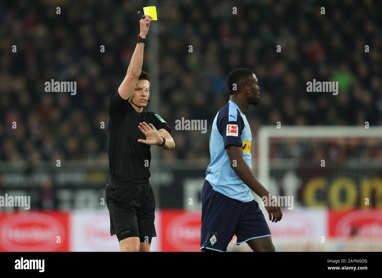 Schiedsrichter Gelbe Karte Stockfotos und -bilder Kaufen - Alamy