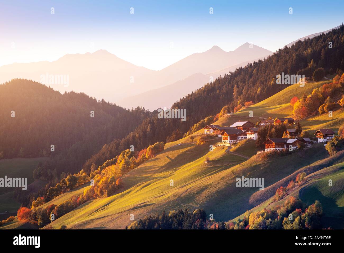 Ländliches Dorf im Alpengebirge in den Alpen der Alpen. Berühmtes ...