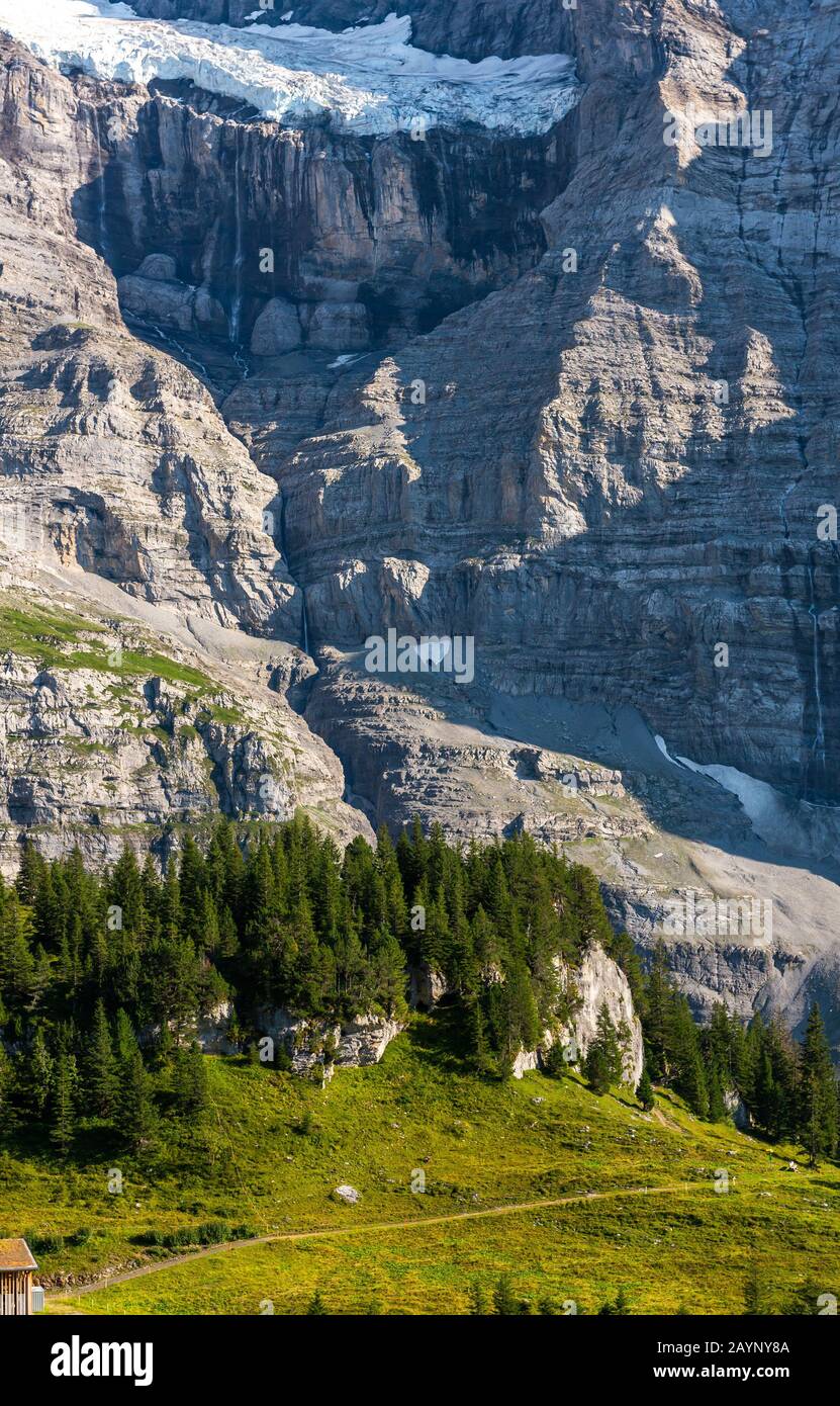 Blick vom Eiger Ultra Trail vom Bahnhof kleine Scheidegg zur Stadt ...