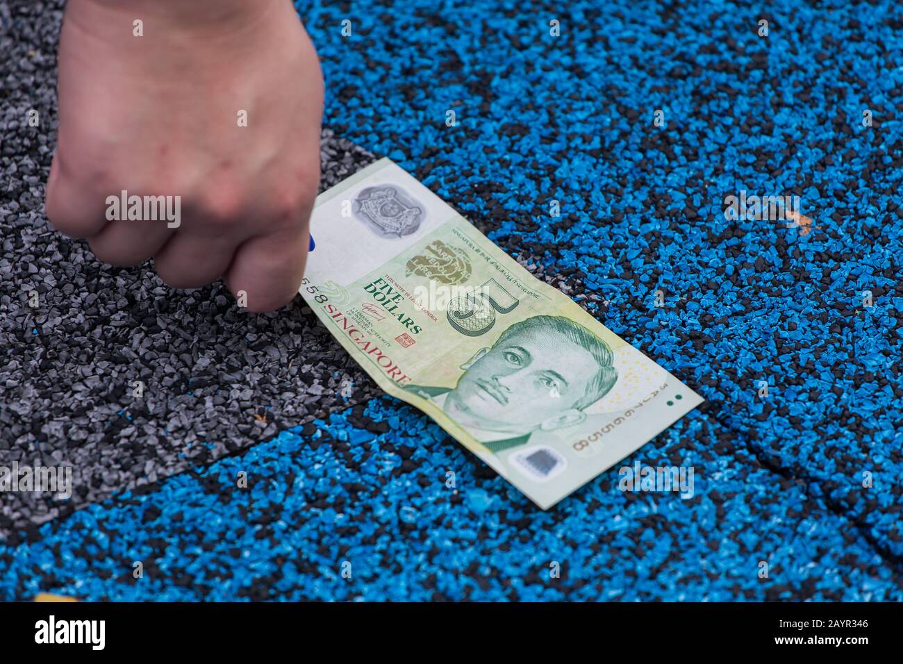 Geld Auf Der Straße Finden Stockfotos und -bilder Kaufen - Alamy