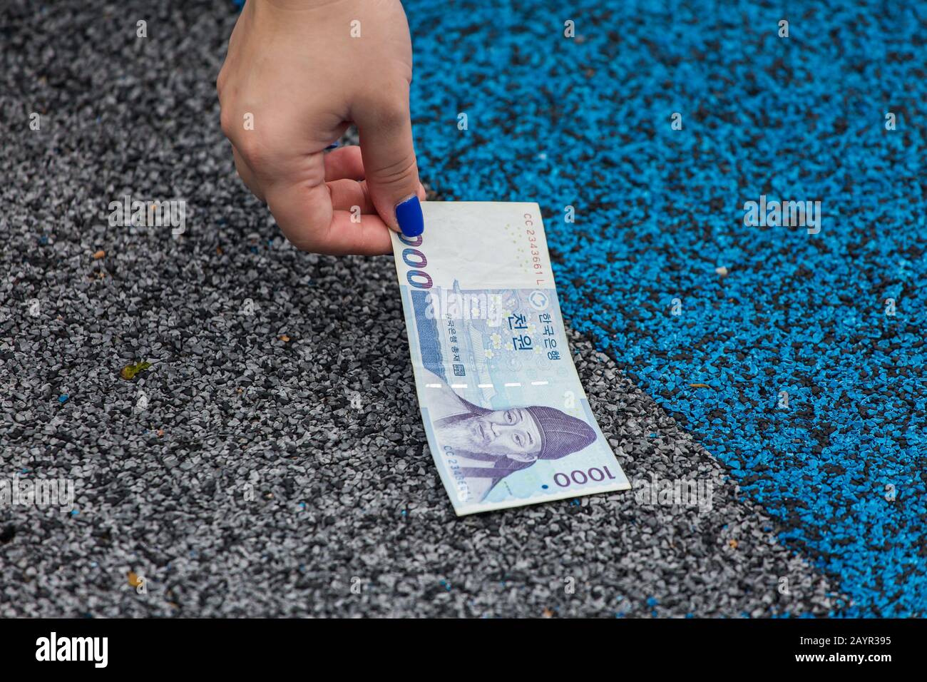 Geld am boden finden -Fotos und -Bildmaterial in hoher Auflösung – Alamy