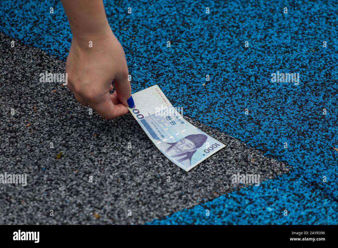 Geld am boden finden -Fotos und -Bildmaterial in hoher Auflösung – Alamy