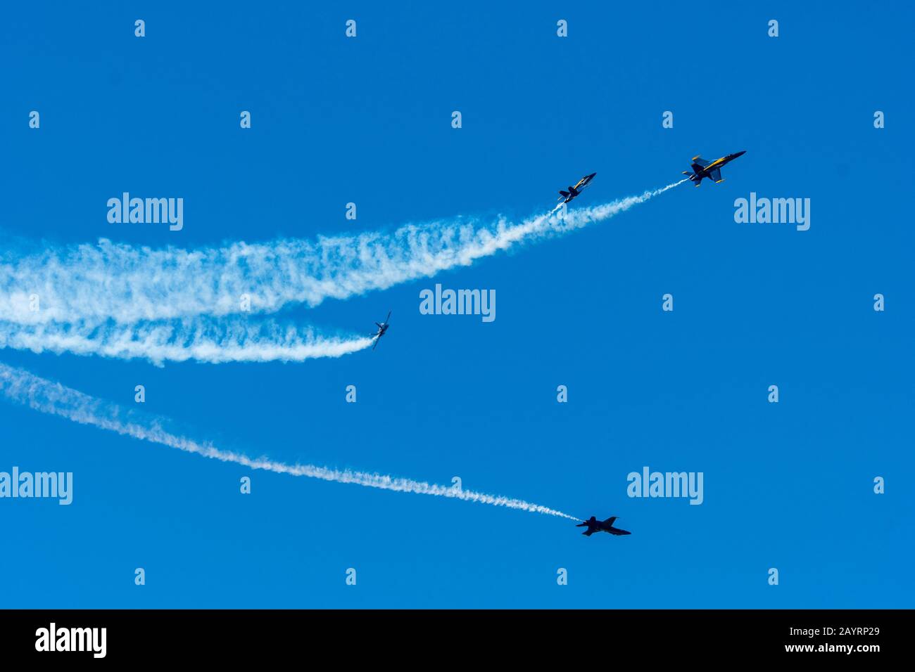 Blue Angels F/A-18 Hornets fliegen Delta Break-Out-Formation über Lake ...