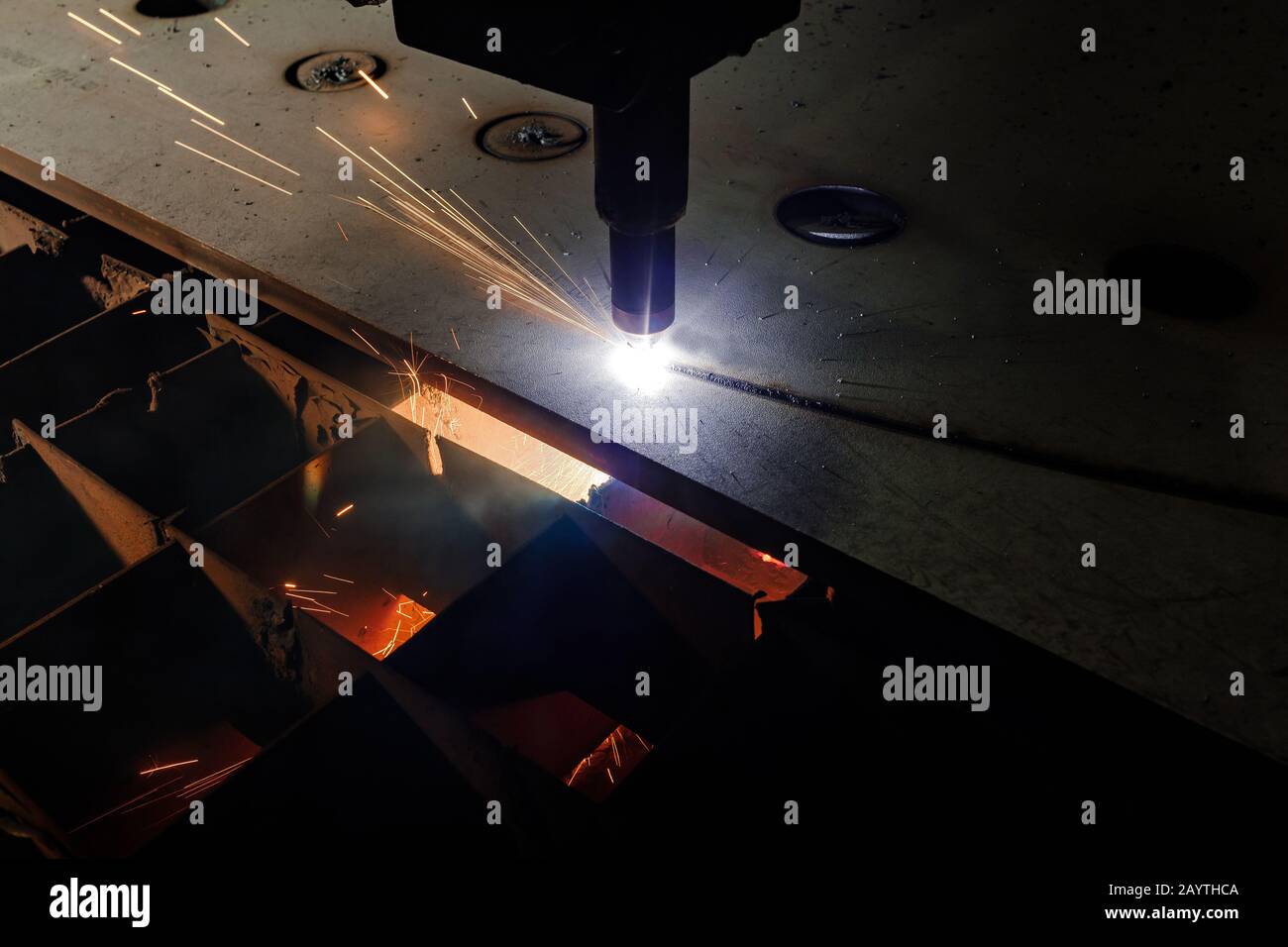 Plasmaschneiden von Metall mit einer cnc. Plasmaschneidmaschine zum Schneiden von Stahlblech ...