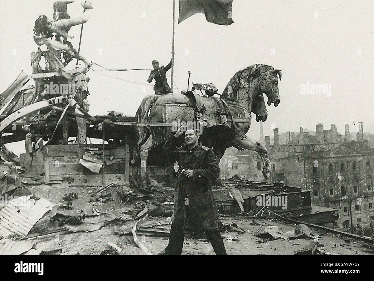 Brandenburger tor berlin 1945 -Fotos und -Bildmaterial in hoher ...