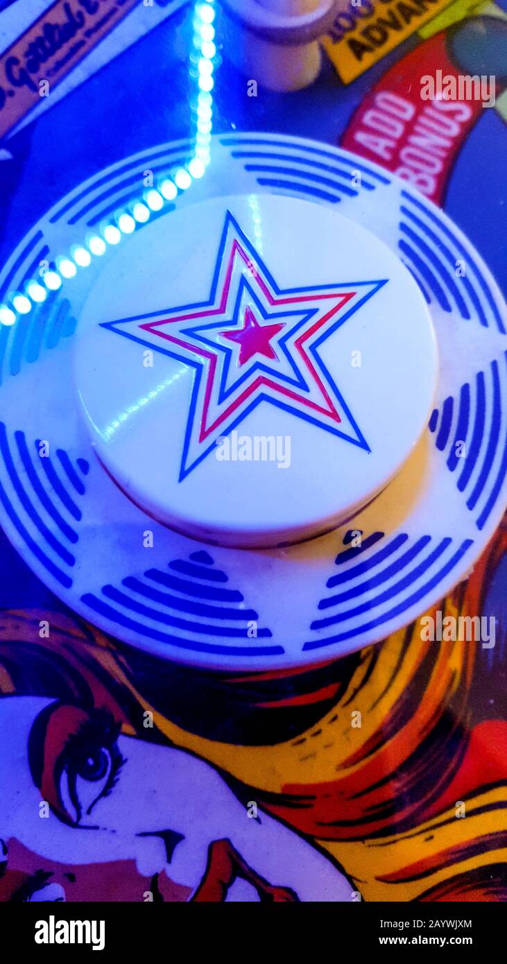 Spielen spielen flipper -Fotos und -Bildmaterial in hoher Auflösung – Alamy