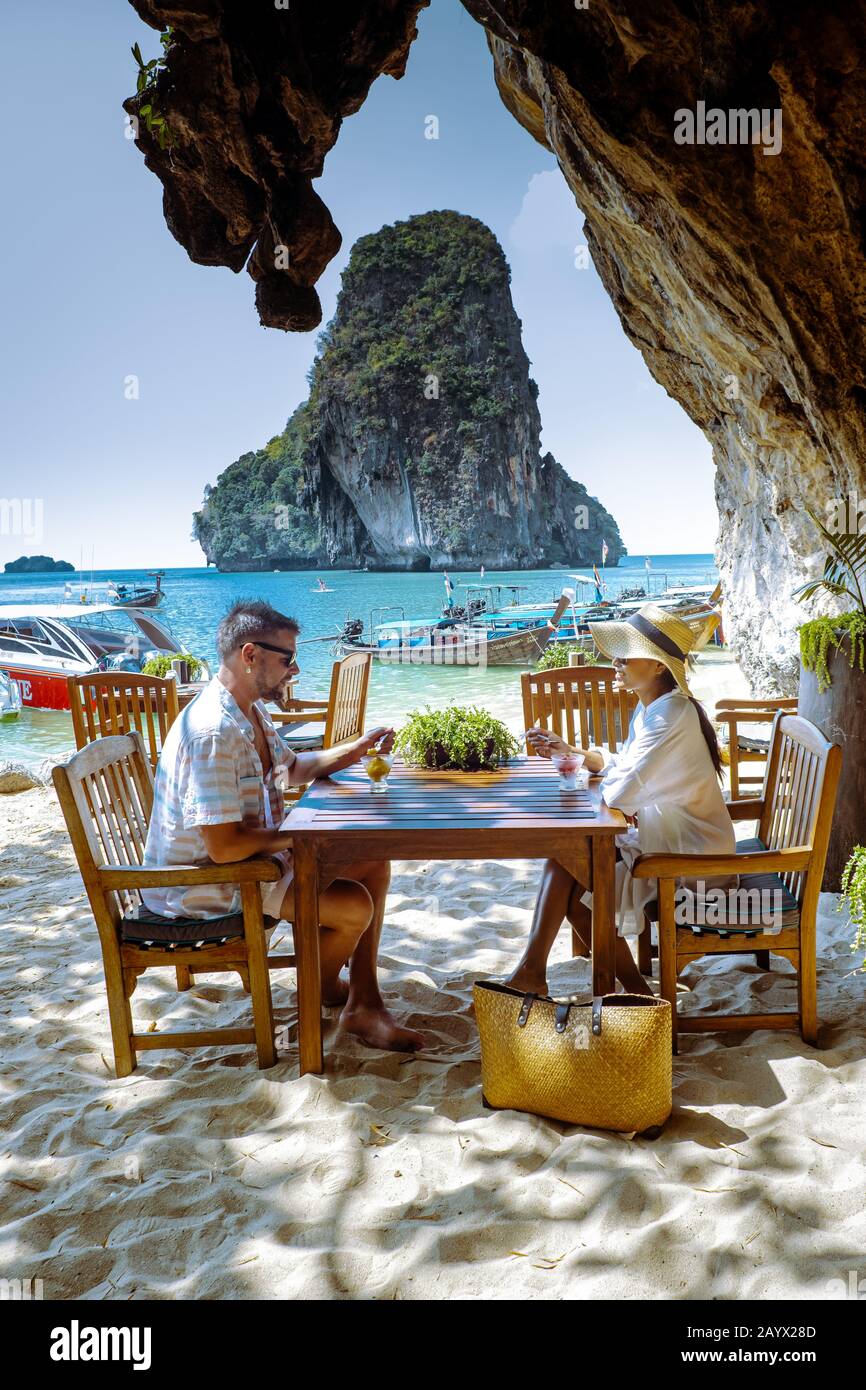 Krabi Thailand Januar 2020, Restaurant The Grotte on Railay Beach mit ...