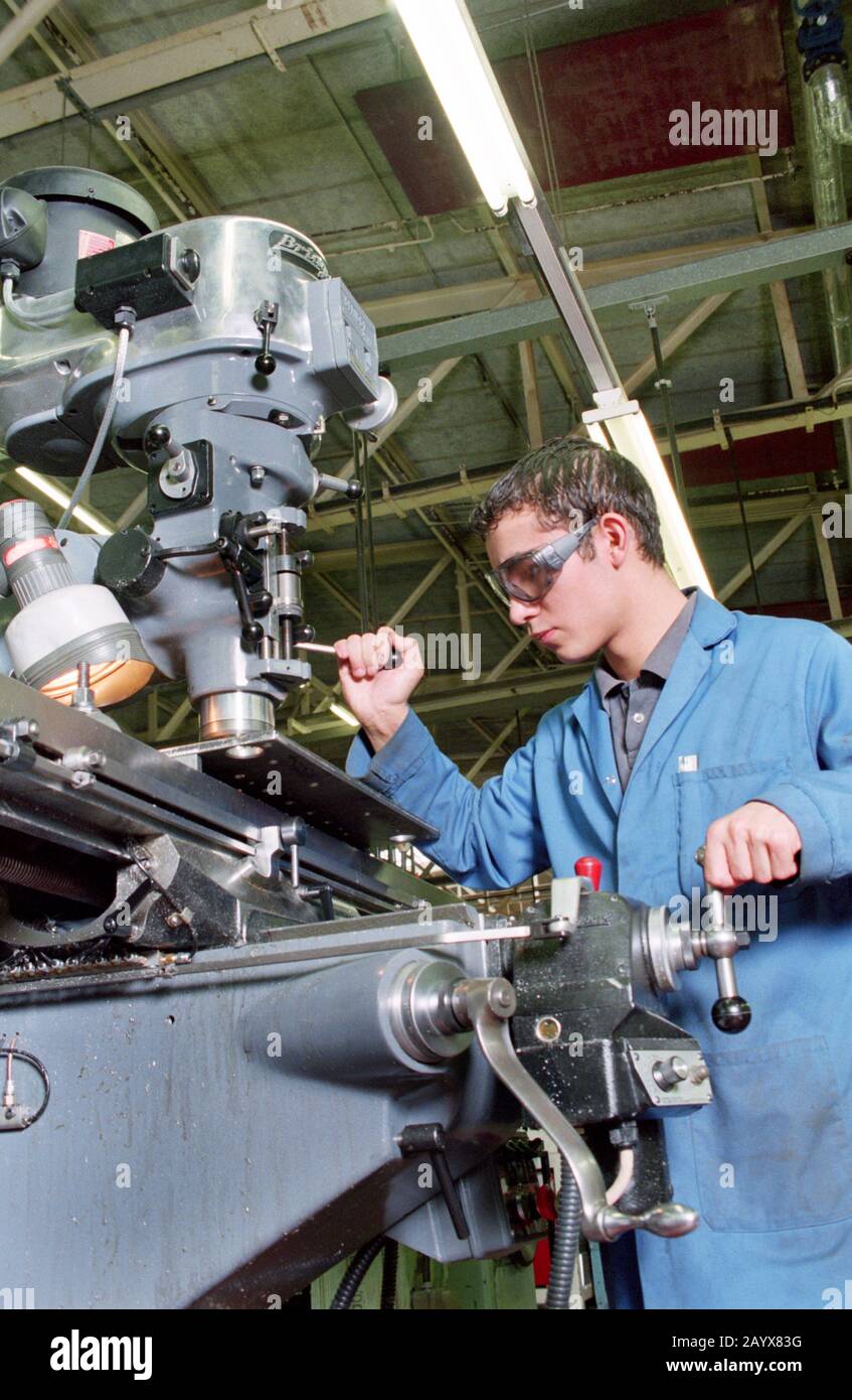 Lehrling arbeiten -Fotos und -Bildmaterial in hoher Auflösung – Alamy