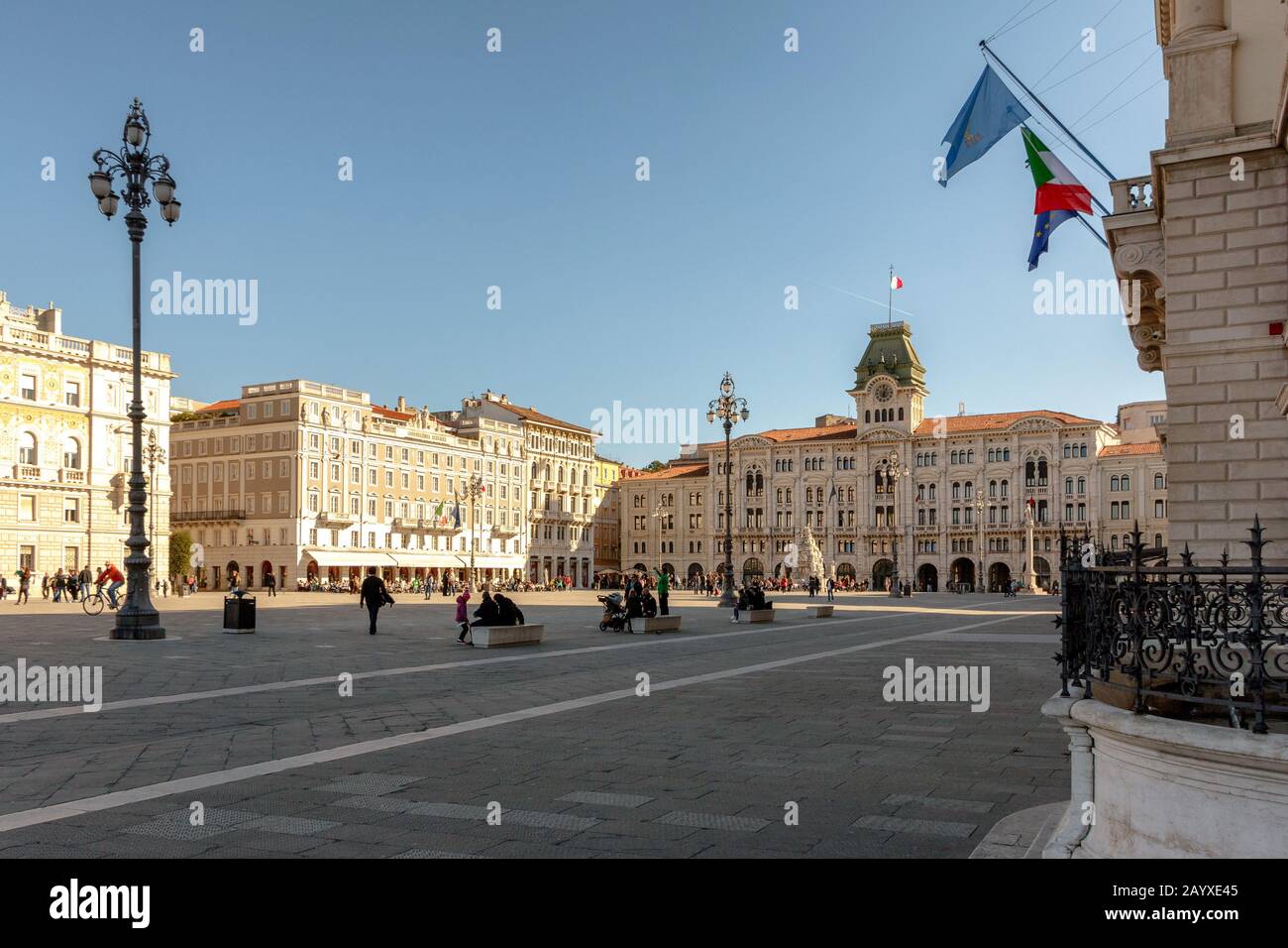 Das Rathaus von Triest an der Piazza Unita d'Italia Stockfotografie - Alamy