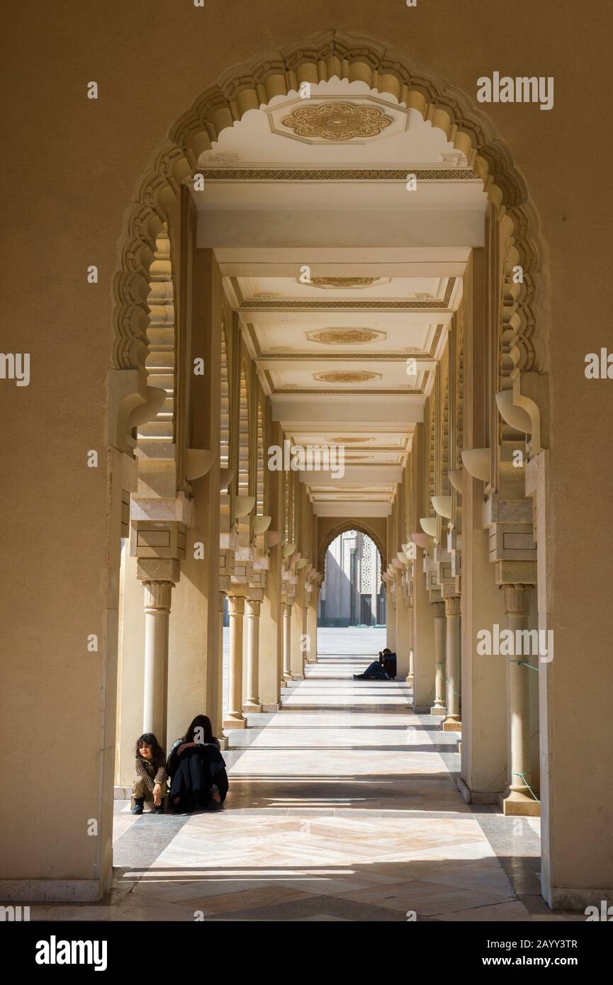 Torbogen mit Menschen in der Hassan-II-Moschee oder Grande Mosquee ...