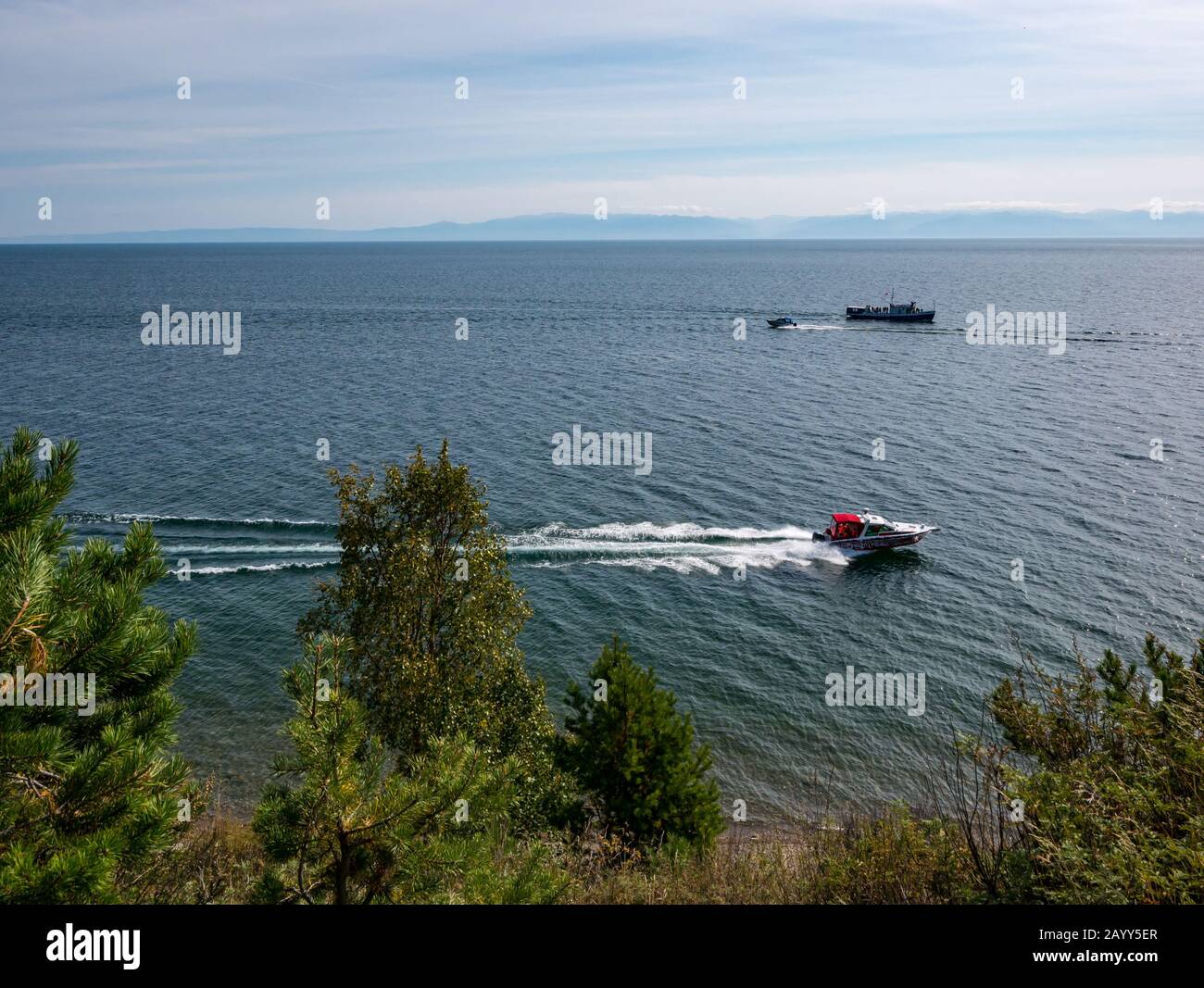 Schnellboot am Strand von Kamennyy, Baikalsee, Region Irkutsk, Sibirien ...