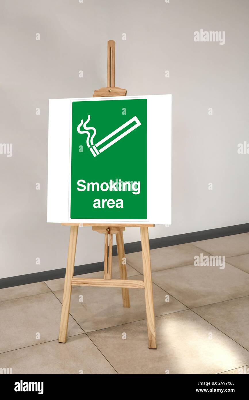 Dies ist ein ausgewiesenes Rauchzeichen auf einer Tafel vor dem ...
