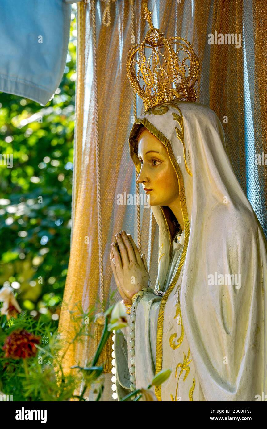 Jungfrau mary grotte im wald -Fotos und -Bildmaterial in hoher ...