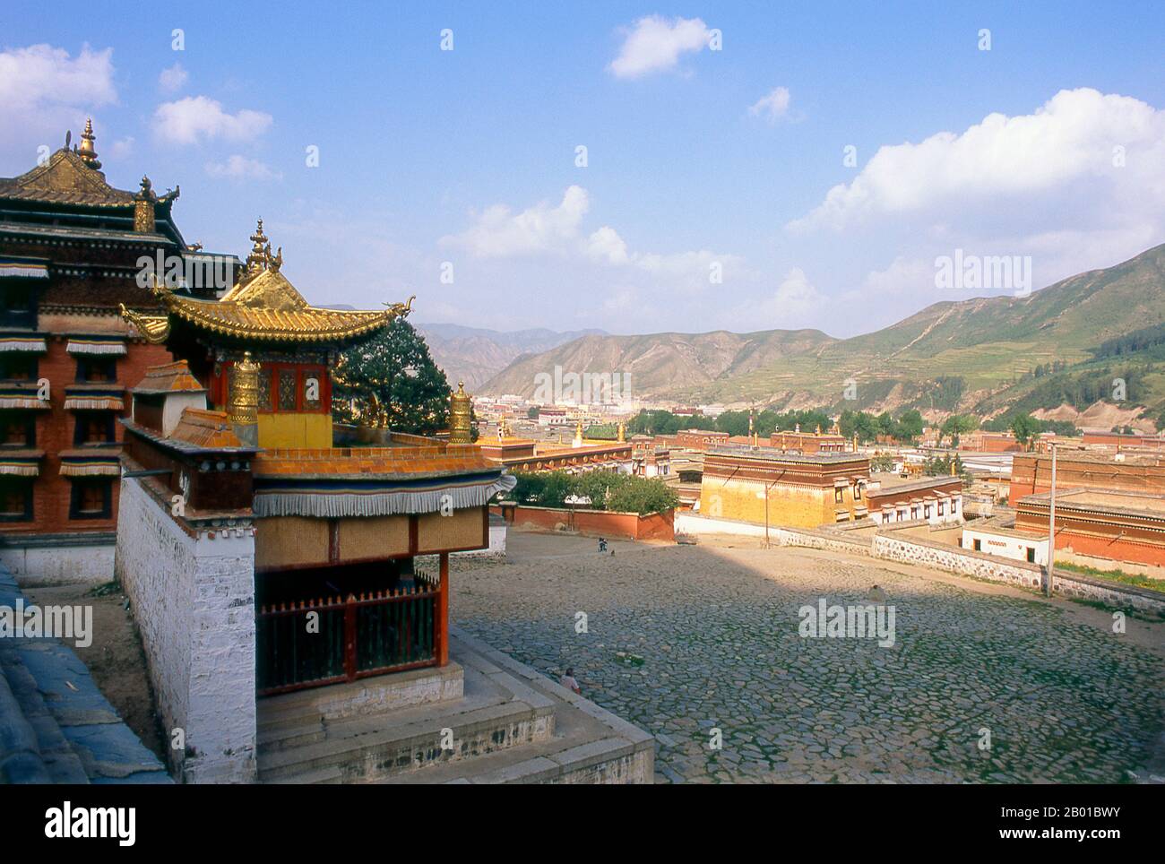 China: Der Blick von der großen Gold-Kachel-Tempelhalle über das ...
