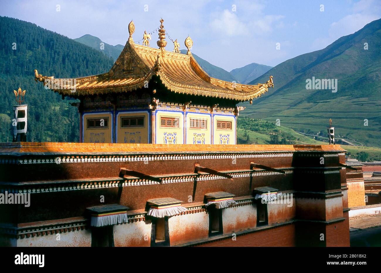 China: Die kleine Gold-Kachel-Tempelhalle, Labrang Kloster, Xiahe ...