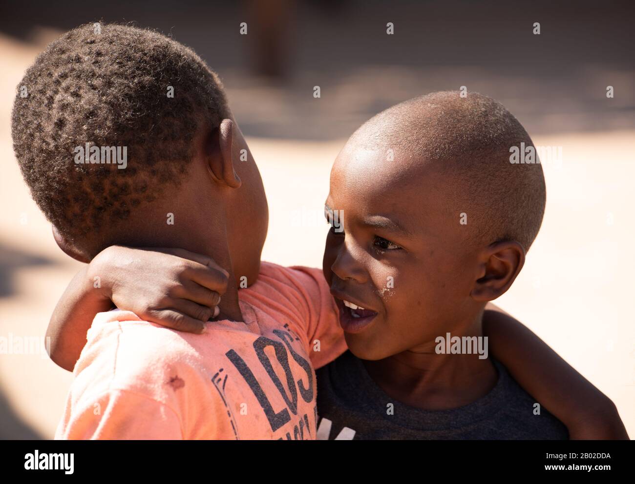 Dunkelhäutige kinder -Fotos und -Bildmaterial in hoher Auflösung – Alamy
