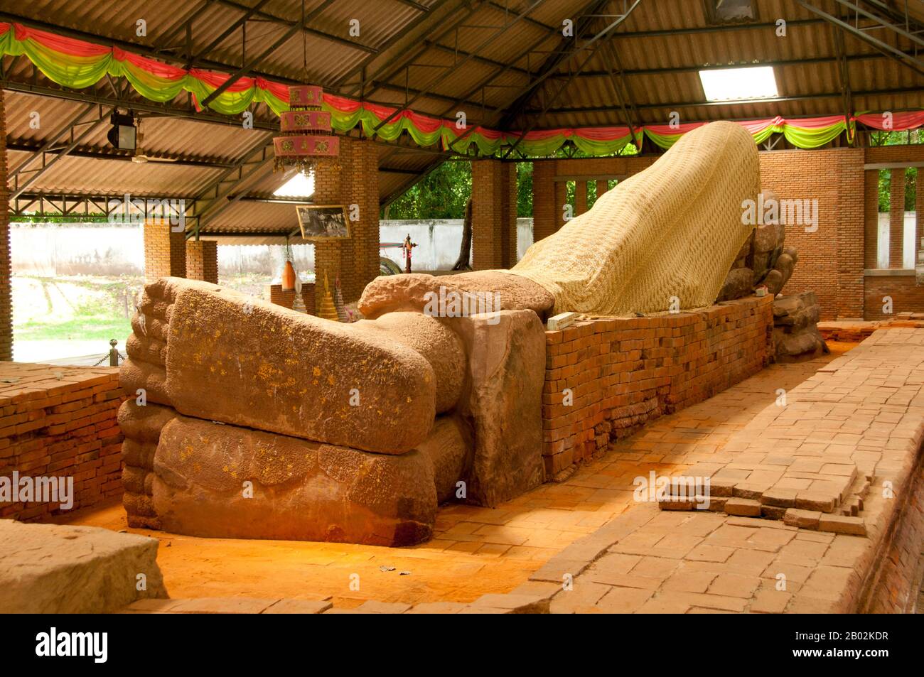 Der Buddha aus Sandstein, der im Wat Dharmacakra Semaram untergebracht ...