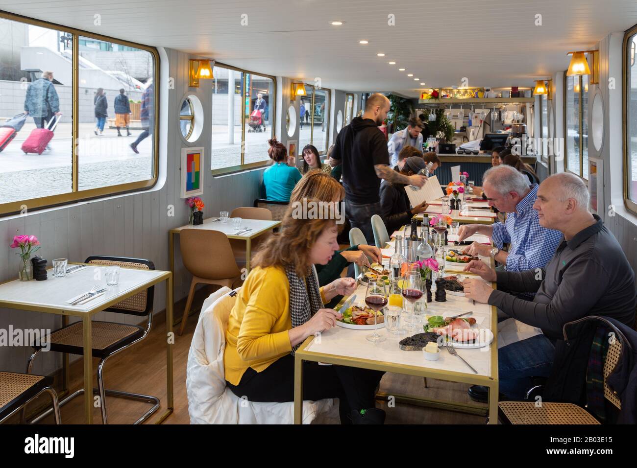 Kunden, die eine Mahlzeit in den Kanalbattern Darcie und May Green ...