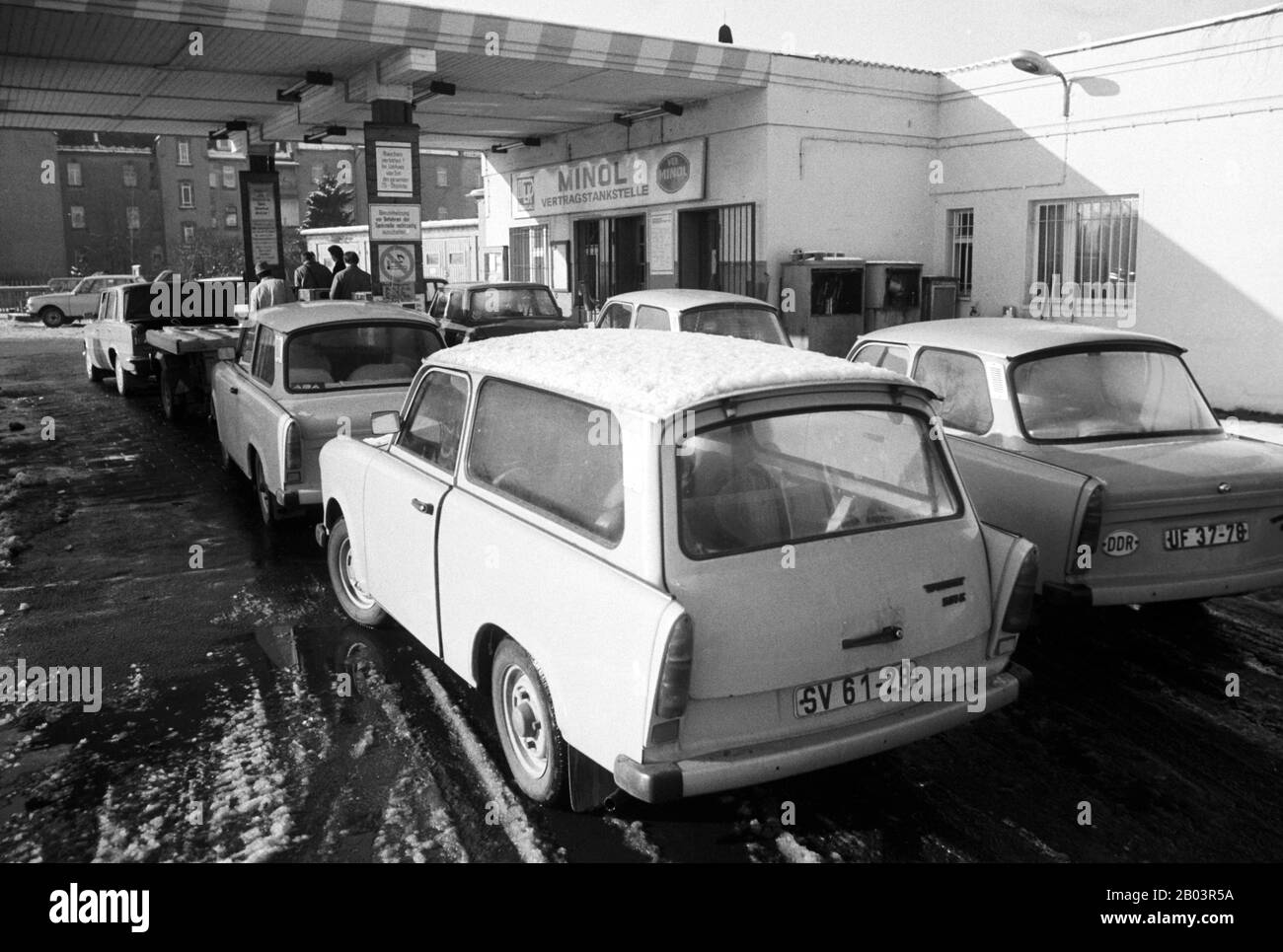 15. Februar 1990, Sachsen, Torgau: Vor einer Minol-Tankstelle in Torgau ...