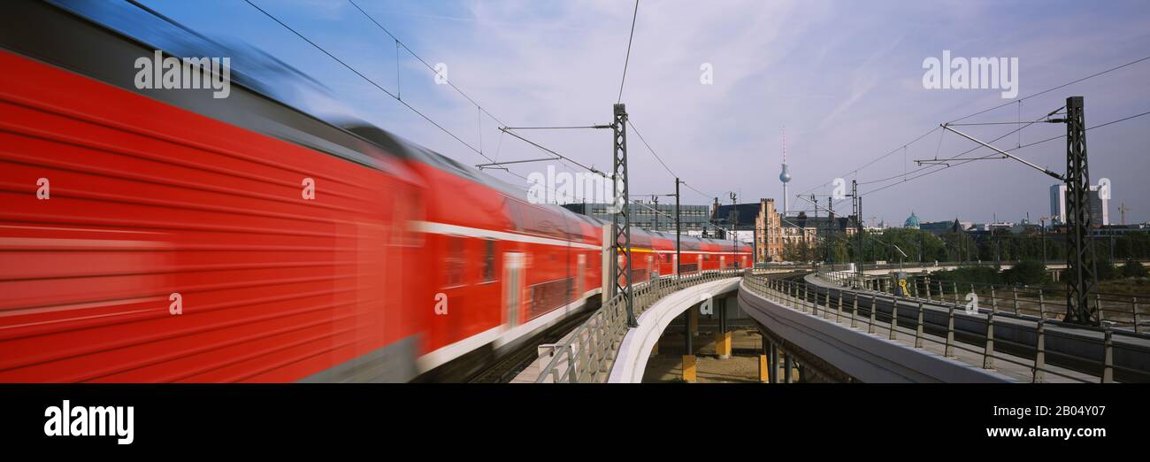 Zug berlin bahnhof -Fotos und -Bildmaterial in hoher Auflösung – Alamy