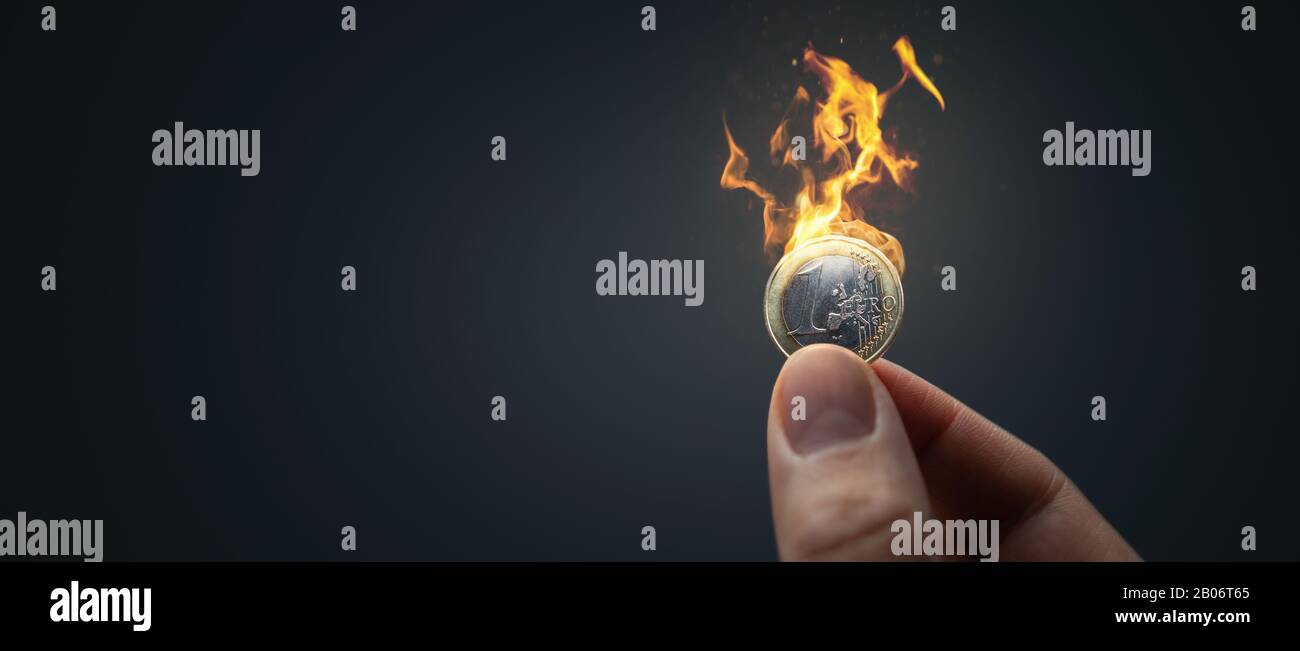 Euro geld feuern -Fotos und -Bildmaterial in hoher Auflösung – Alamy