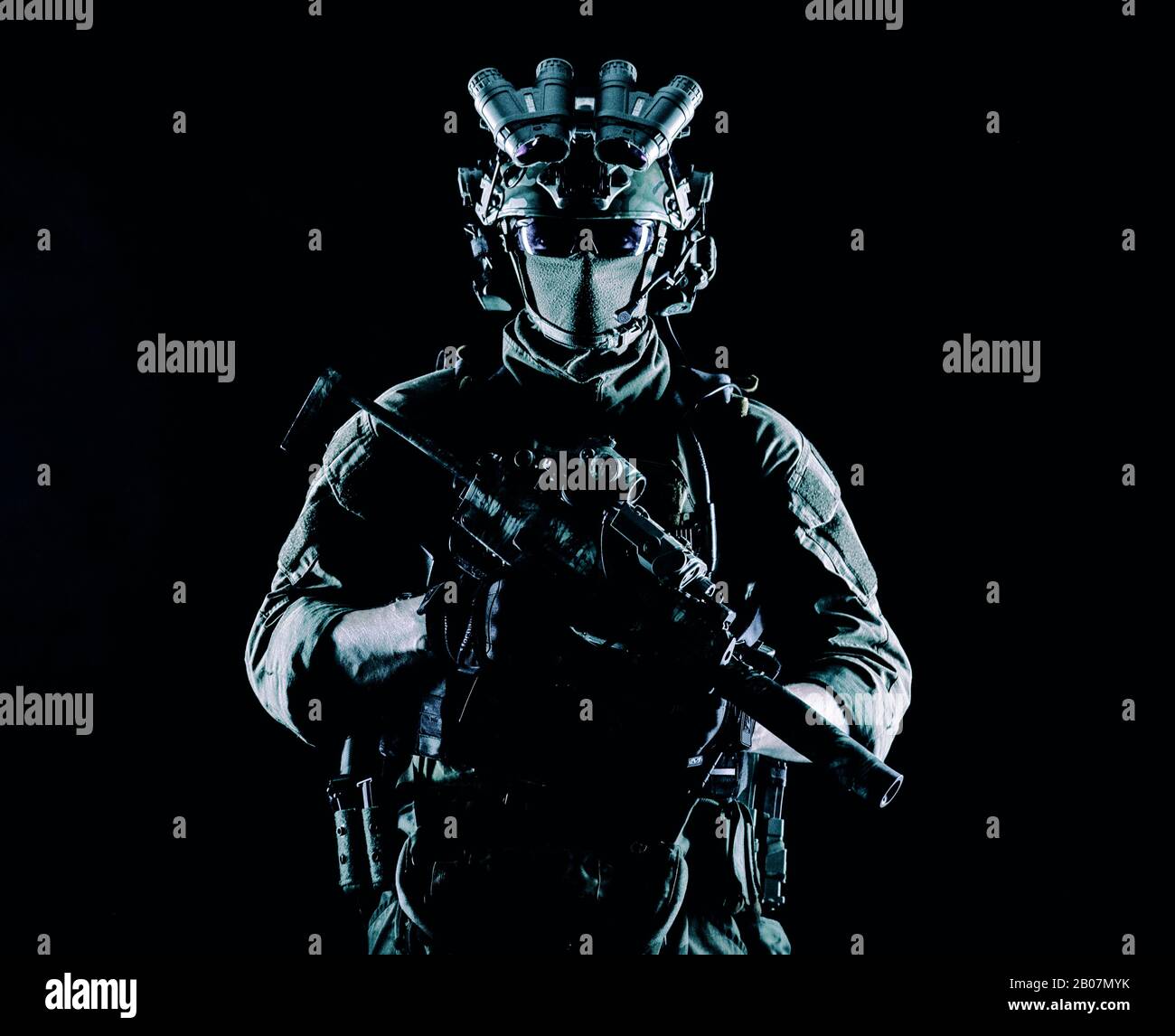 Armee-Elitesoldat mit versteckt hinter Maske und Brille Gesicht, in ...