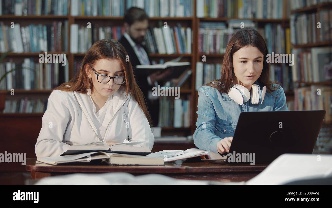 Einer der zwei studenten -Fotos und -Bildmaterial in hoher Auflösung ...