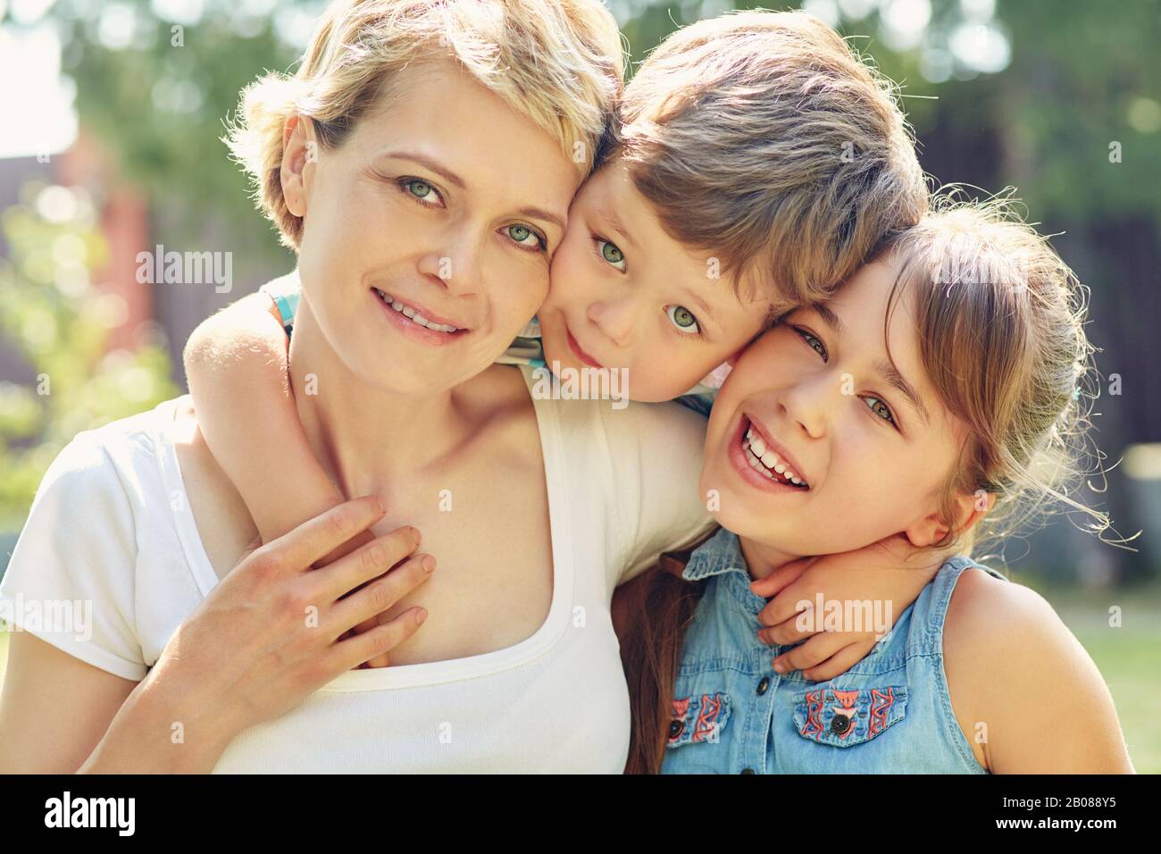 Mutter vieler kinder -Fotos und -Bildmaterial in hoher Auflösung – Alamy