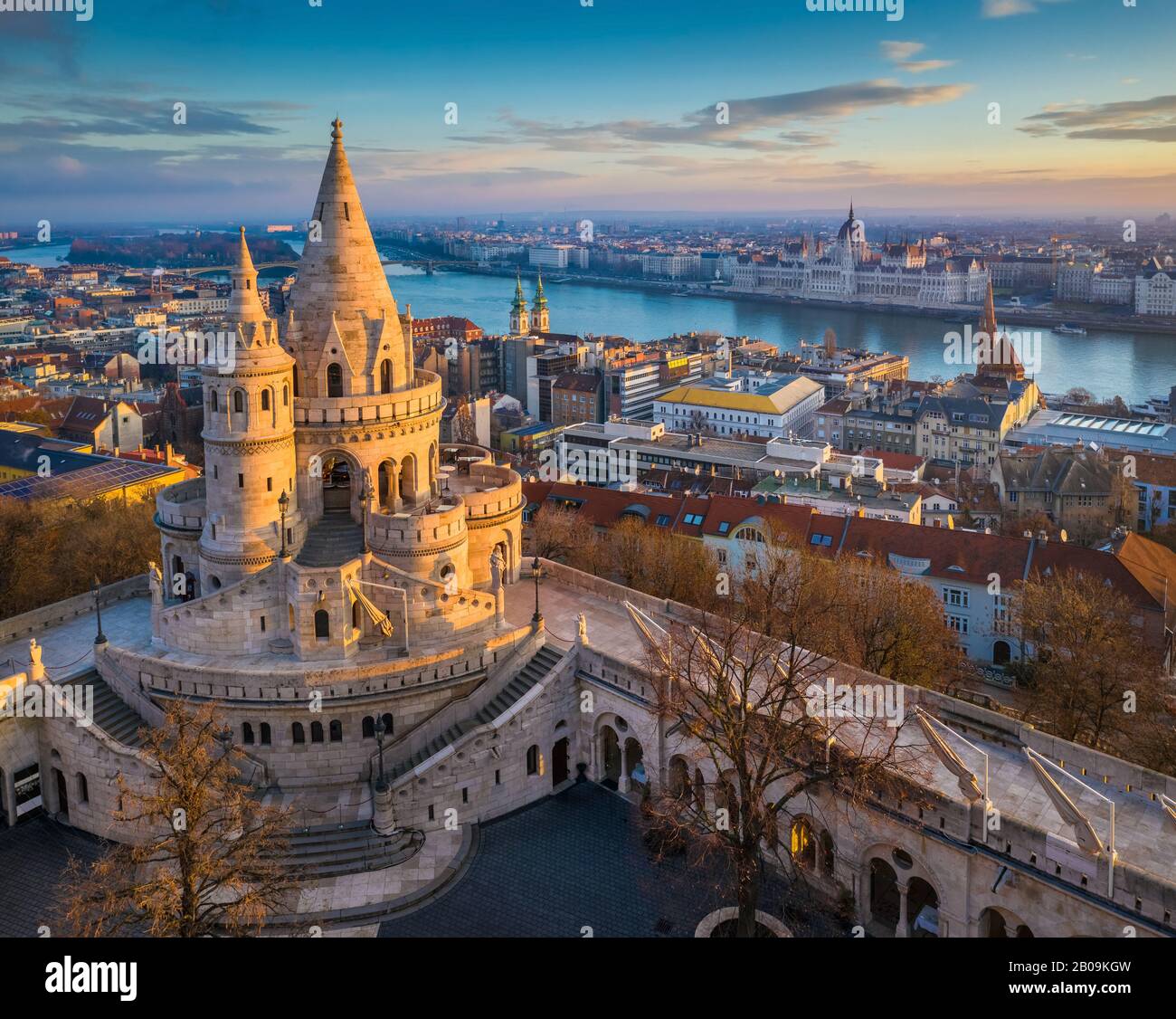 Budapest, Ungarn - Der Hauptturm der berühmten Fischerbastei ...