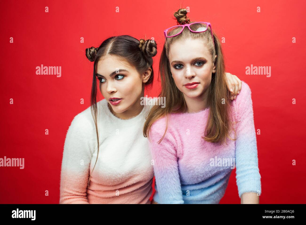 Zwei beste Freundinnen junger Mädchen zusammen Spaß haben, emotionale ...