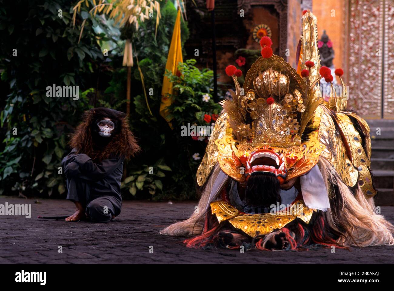 INDONESIEN, BALI, BARONG-TANZ, BARONG (MYTHOLOGISCHES TIER) UND AFFE ...