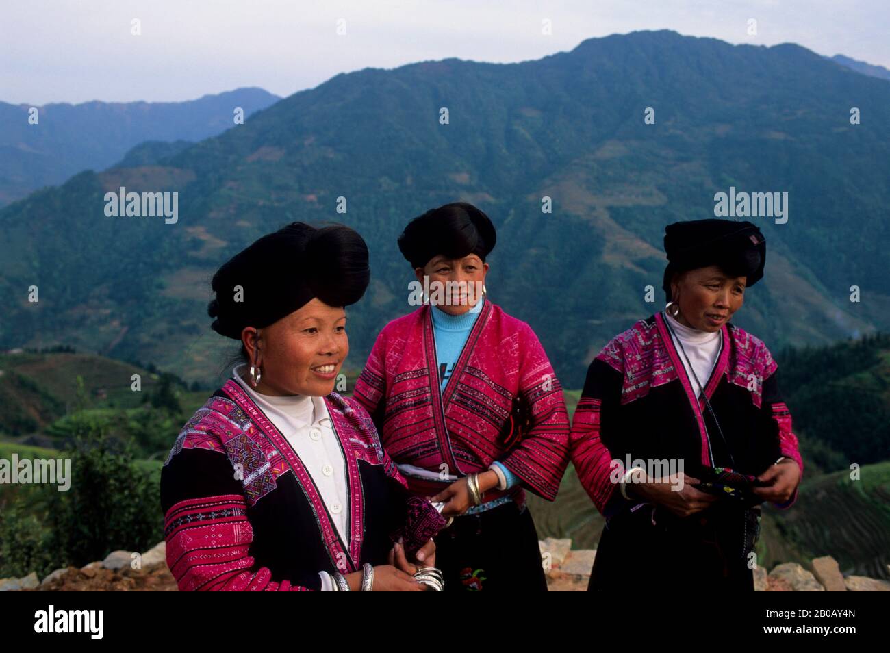 Yao women traditional hairstyles -Fotos und -Bildmaterial in hoher Auflösung – Alamy