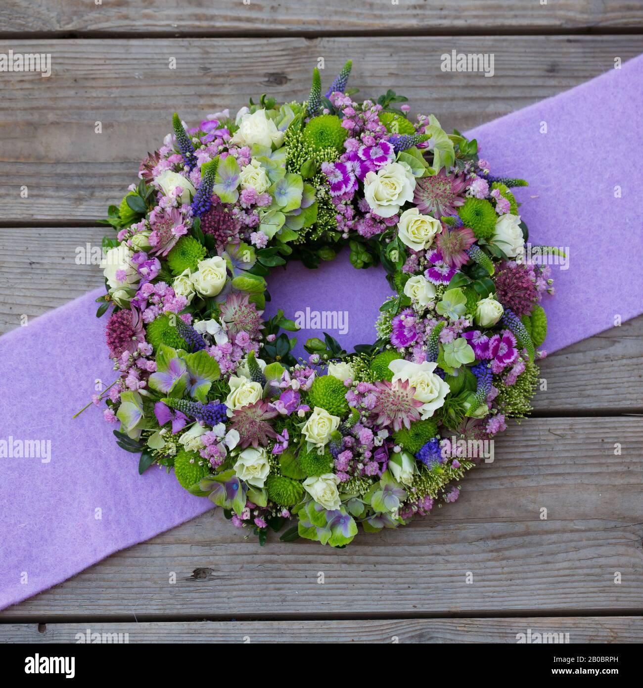 Trauerkranz mit frischen blumen -Fotos und -Bildmaterial in hoher ...