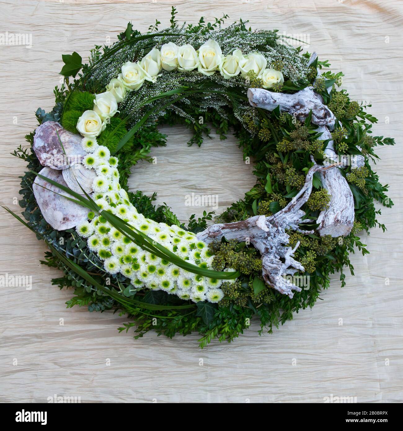 Trauerkranz mit frischen Blumen Stockfotografie - Alamy