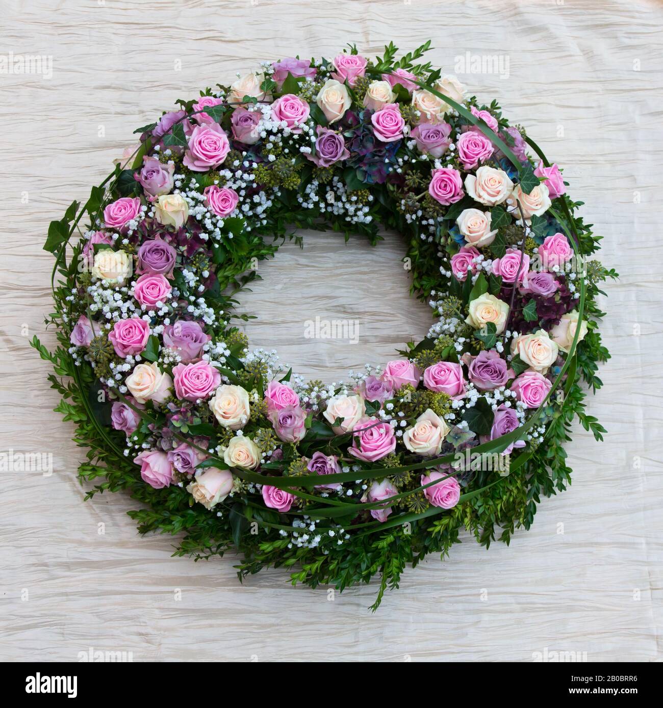 Trauerkranz mit frischen blumen -Fotos und -Bildmaterial in hoher ...