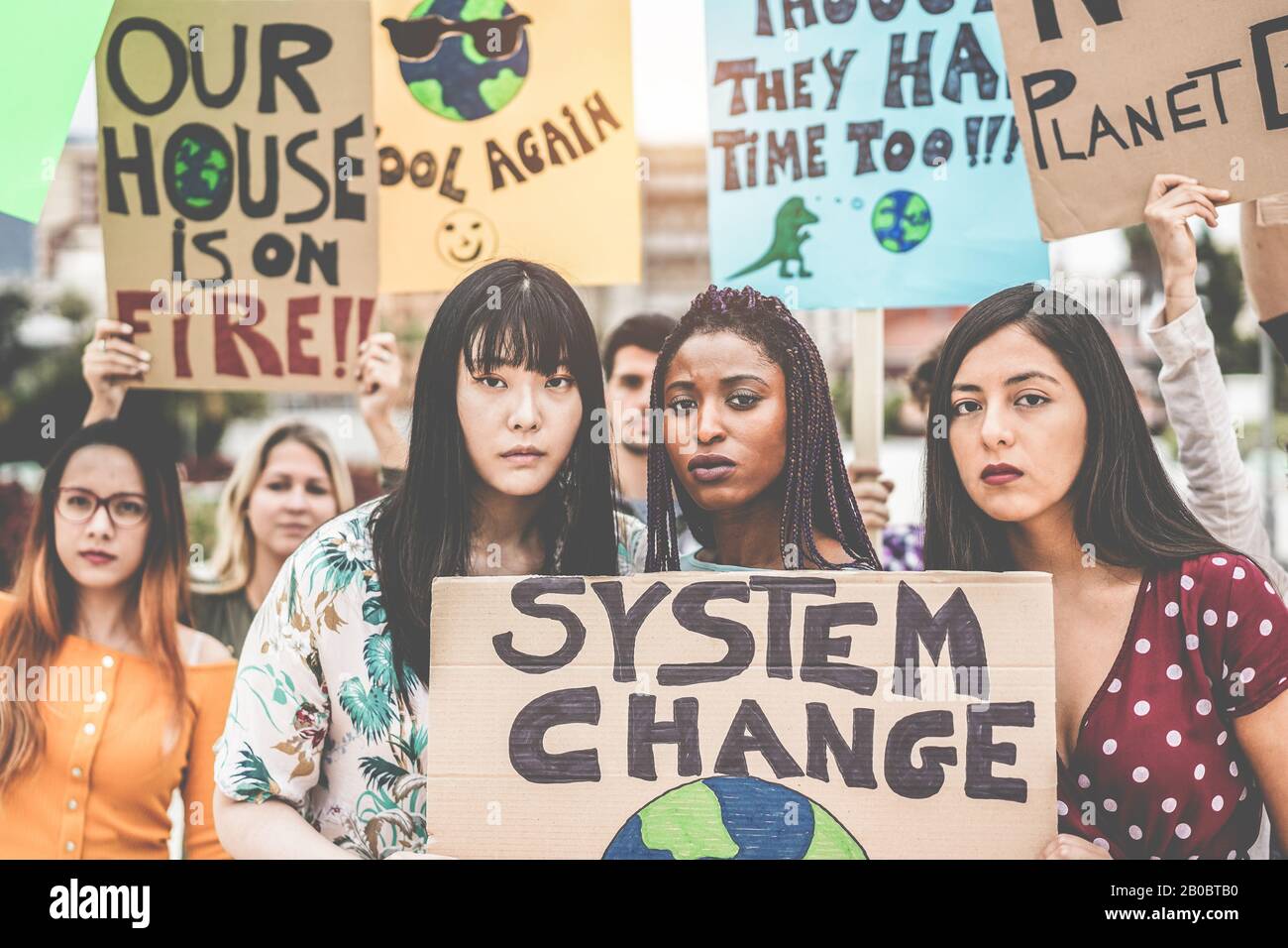 Gruppe von Demonstranten auf der Straße, junge Menschen aus ...