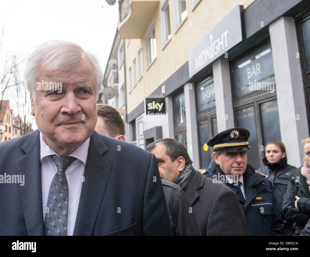 Hanau, Deutschland. Februar 2020. Bundesinnenminister Horst Seehofer (CSU, l) steht auf dem ...