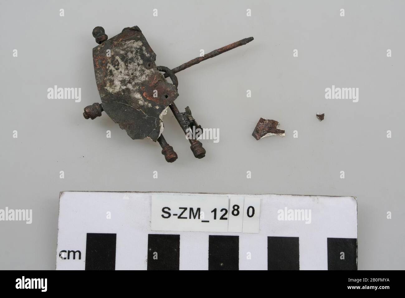 Fibula, mit Stift. Das Bild auf der Vorderseite ist teilweise ...