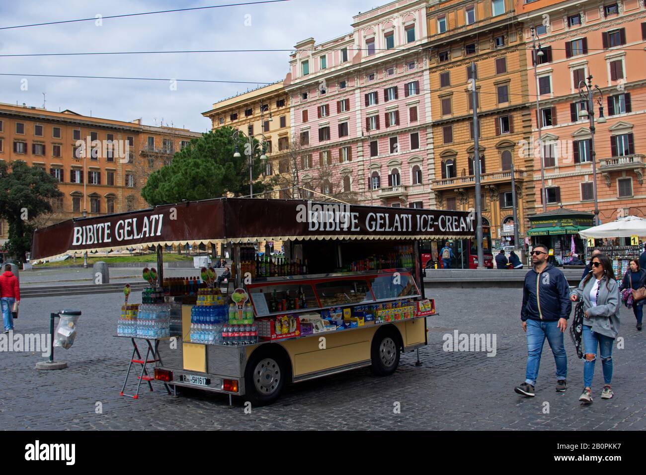 Rom imbisswagen -Fotos und -Bildmaterial in hoher Auflösung – Alamy