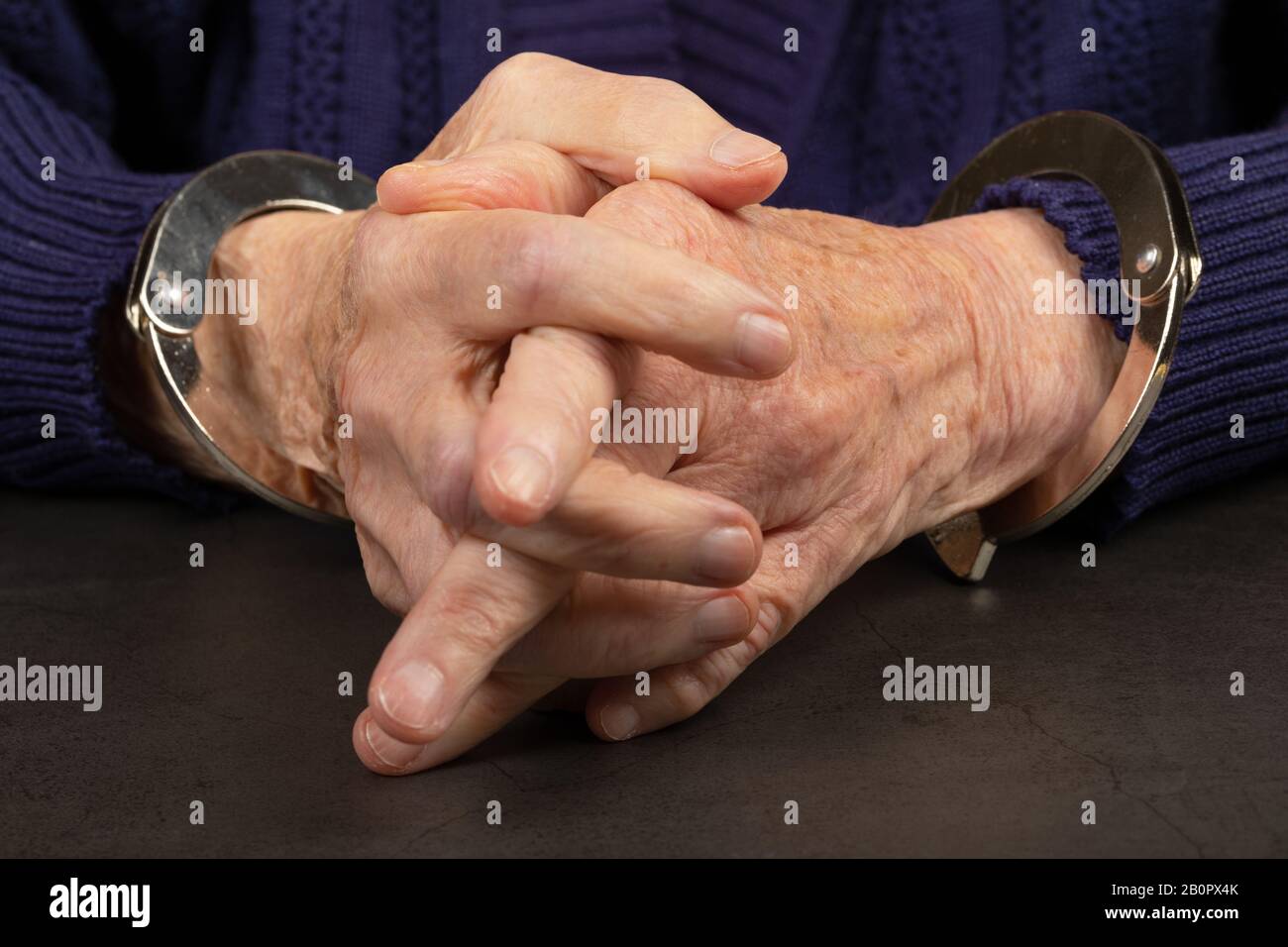Frau Mit Handschellen Gefesselt Stockfotos und -bilder Kaufen - Alamy