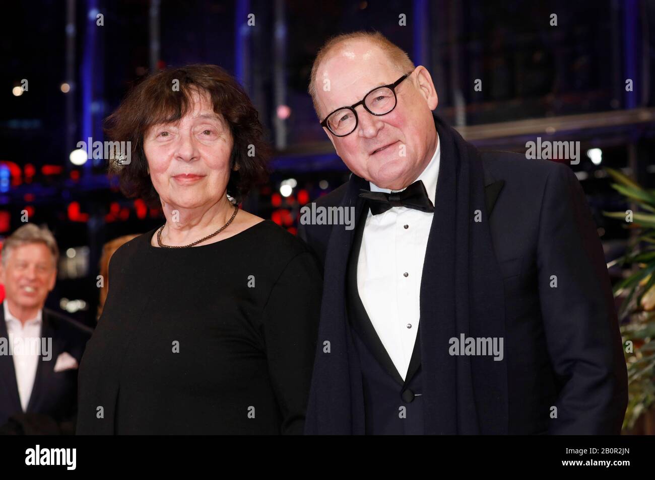 Berlin, Deutschland. Februar 2020. Burghart Klaußner mit Frau Jenny am ...